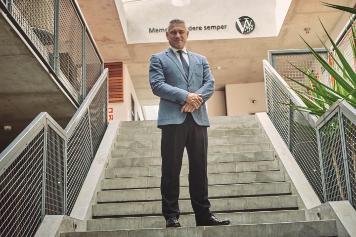 RENAUD AZEMA : Le bâtisseur - PEOPLE Magazine