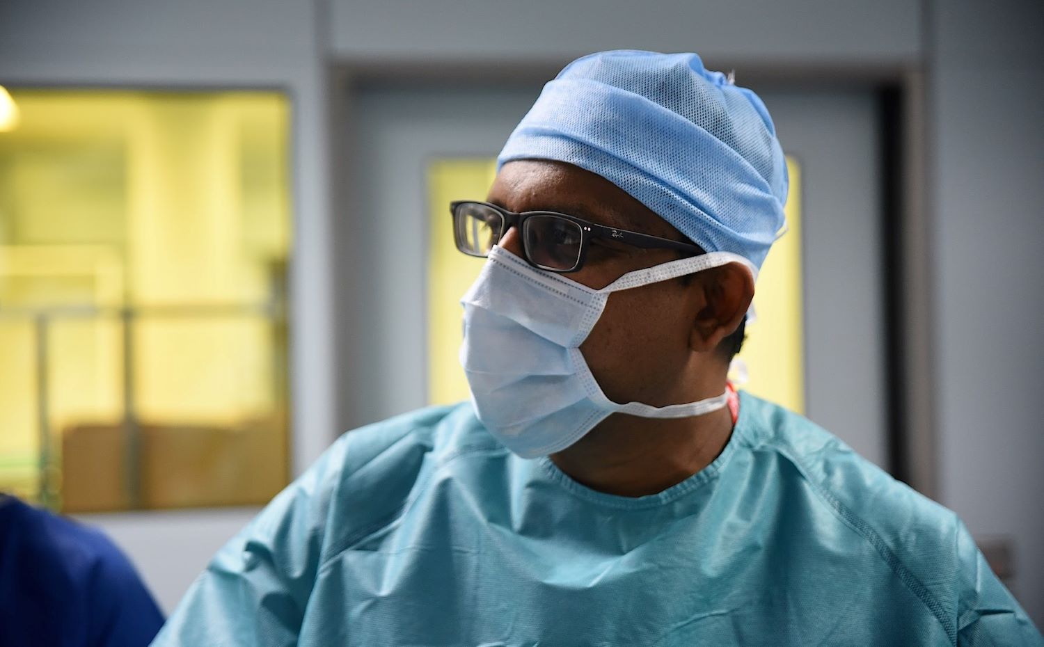 Dr Suren Naiken | Au coeur du combat - PEOPLE Magazine